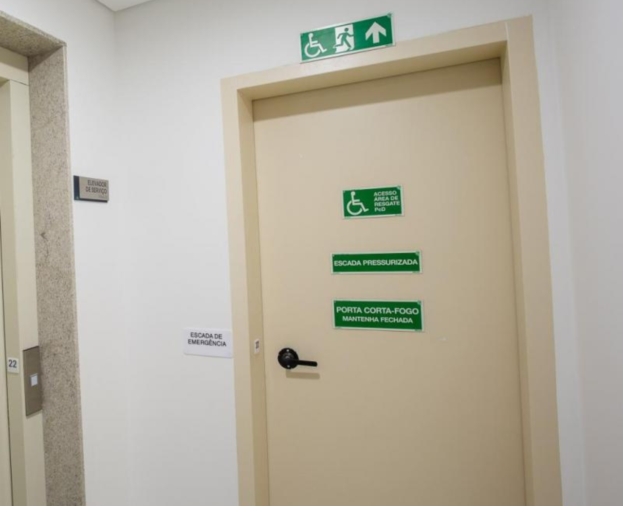 Placas de Rota de Fuga para PCD: Segurança e Acessibilidade na Evacuação